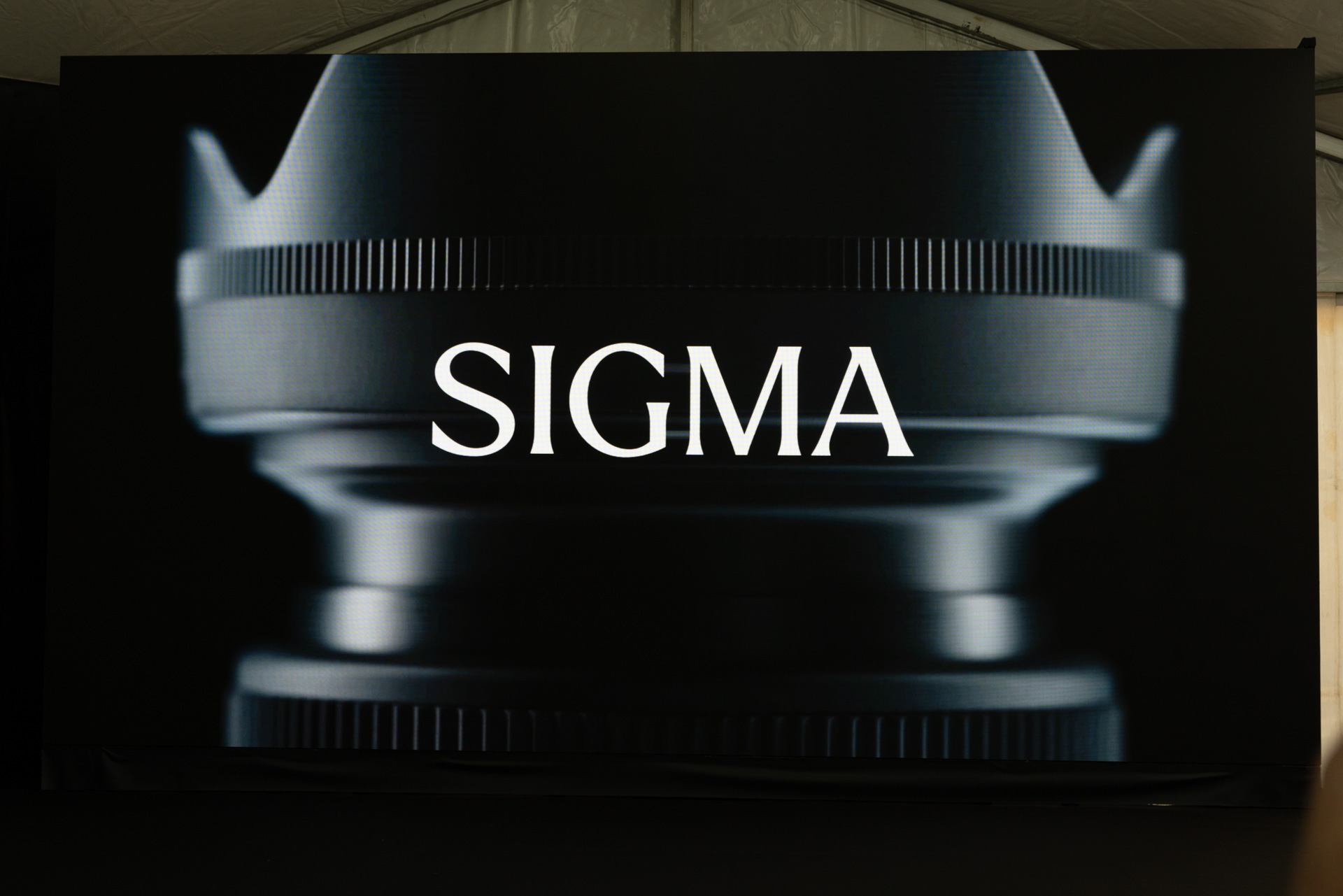 カメラの存在意義を問うシグマ、創業に立ち返り「SIGMA」ロゴを刷新 - デジカメ Watch